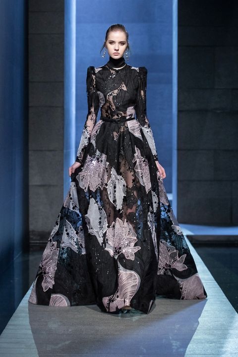 En robe de parade. | end of line.